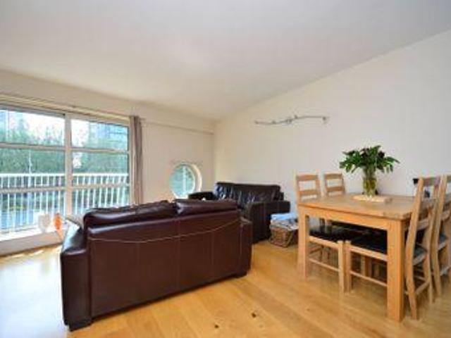 2 Bedrooms Flat for rent in Cascades Tower, Canary Wharf, London E14