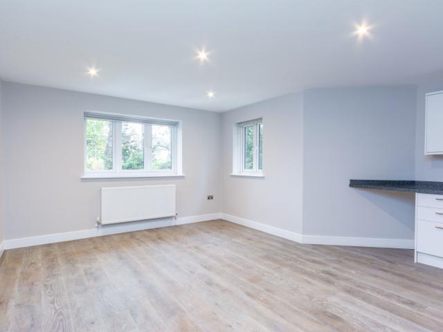 2 Bedrooms Flat for Rent in Castlebar Road | Foxtons