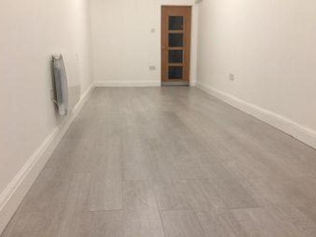 2 Bedrooms Flat for rent in Castleview Gardens, Ilford IG1