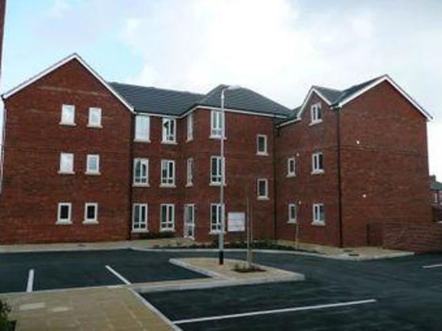 2 Bedrooms Flat for rent in Central Drive, Westhoughton, Bolton BL5