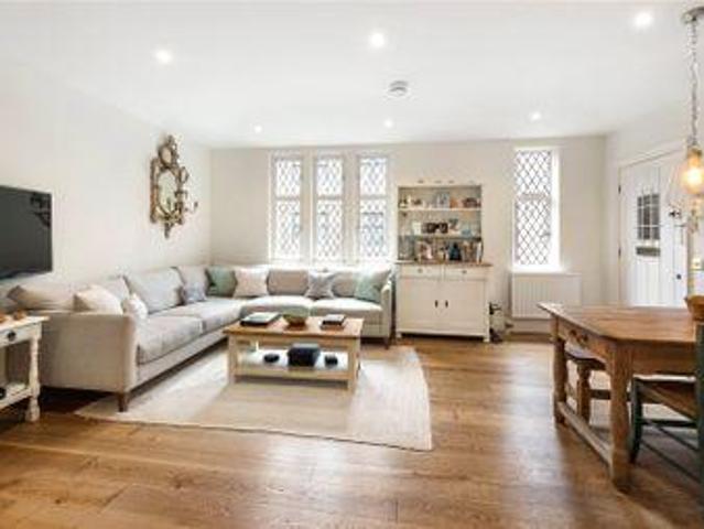 2 Bedrooms Flat for rent in Church Close, Kensington Church Street, London W8