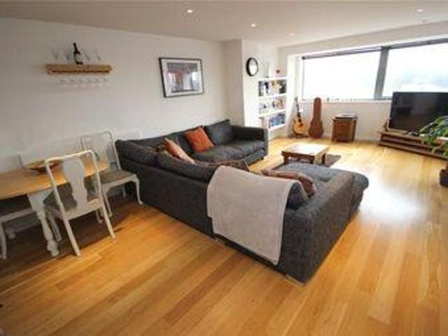 2 Bedrooms Flat for rent in Church Hill Road, East Barnet EN4