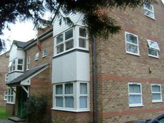 2 Bedrooms Flat for rent in Church Road West, Farnborough GU14