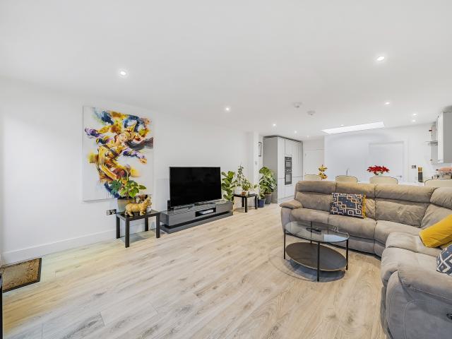 2 Bedrooms Flat for Rent in Church Street | Foxtons