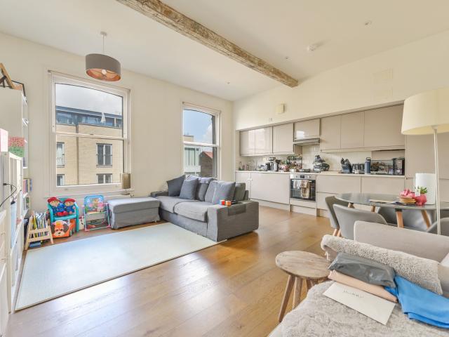 2 Bedrooms Flat for Rent in Churchfield Road, W3 | Foxtons