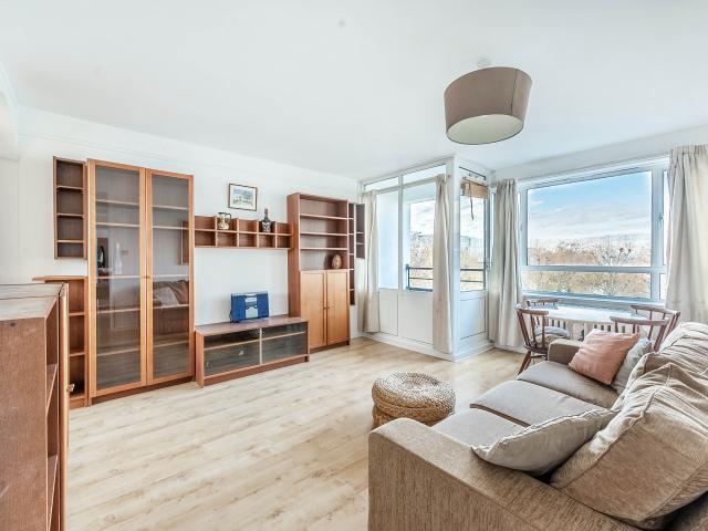 2 Bedrooms Flat for Rent in Churchill Gardens | Foxtons