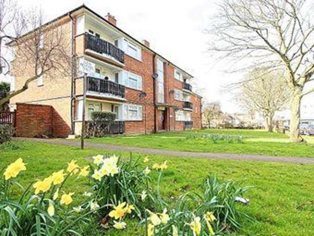 2 Bedrooms Flat for rent in Chadwick Avenue, Chingford, London E4