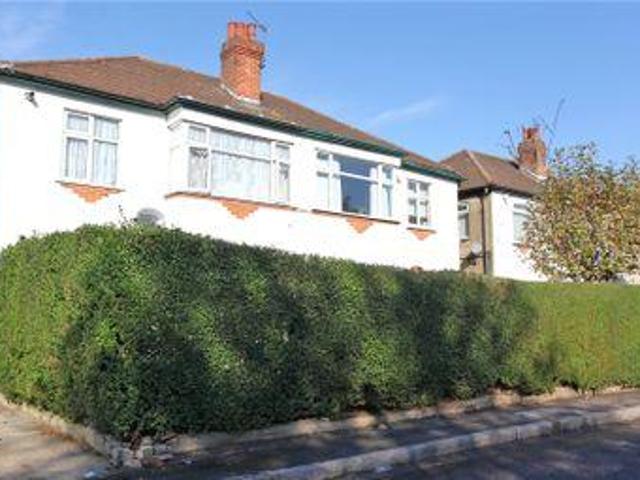 2 Bedrooms Flat for rent in Chalford Walk, Woodford Green, London IG8