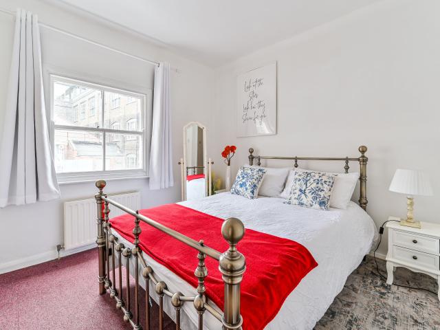 2 Bedrooms Flat for Rent in Chalk Farm Road | Foxtons