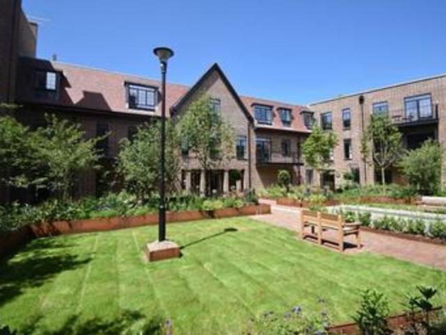 2 Bedrooms Flat for rent in Chandos Way, Wellgarth Road, London NW11