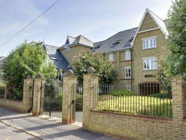 2 Bedrooms Flat for rent in Chase Side Crescent, Enfield EN2