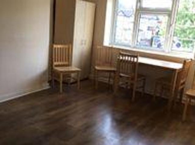 2 Bedrooms Flat for rent in Charlton Road, London, East Ham E6