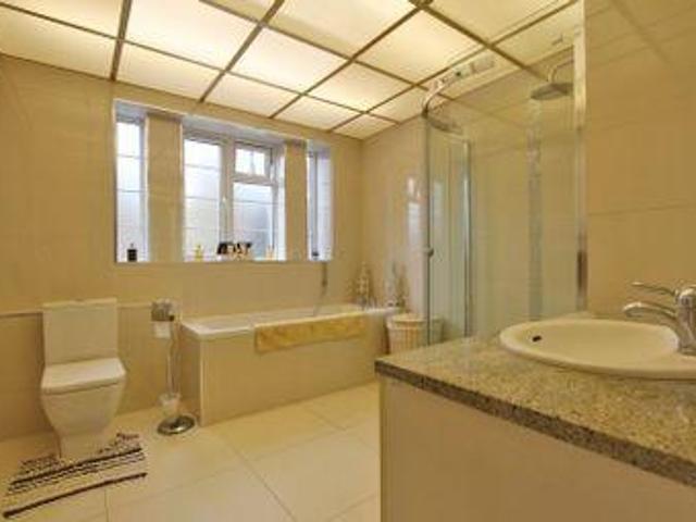 2 Bedrooms Flat for rent in Charter Way, London N3
