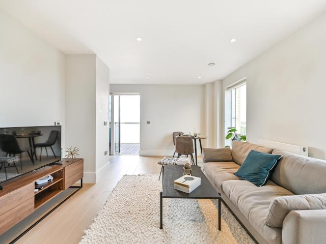 2 Bedrooms Flat for Rent in Charter Place | Foxtons