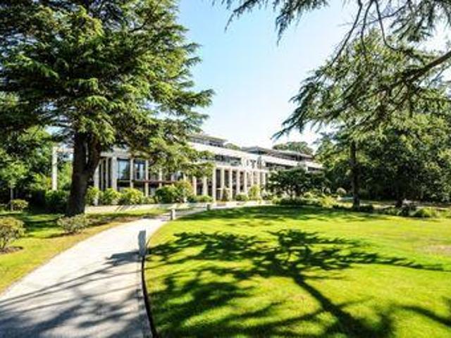 2 Bedrooms Flat for rent in Charters Road, Sunningdale SL5