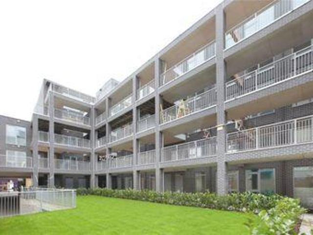 2 Bedrooms Flat for rent in Chatfield Road, Battersea SW11