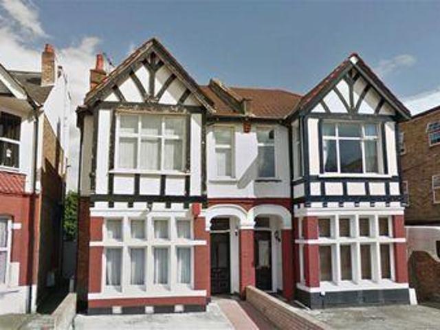 2 Bedrooms Flat for rent in Chatsworth Gardens, London W3