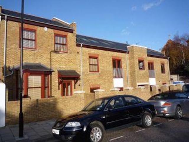 2 Bedrooms Flat for rent in Chelmer Road, London E9