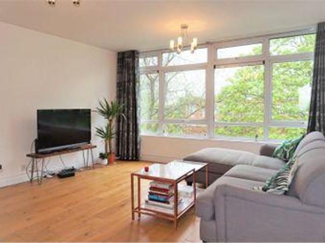 2 Bedrooms Flat for rent in Chelmsford Road, London E18