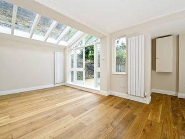 2 Bedrooms Flat for rent in Chelsham Road, London SW4