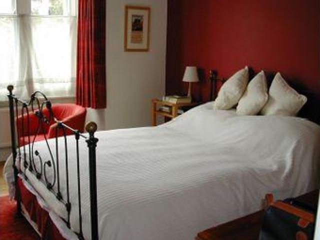 2 Bedrooms Flat for rent in Chelverton Road, London SW15