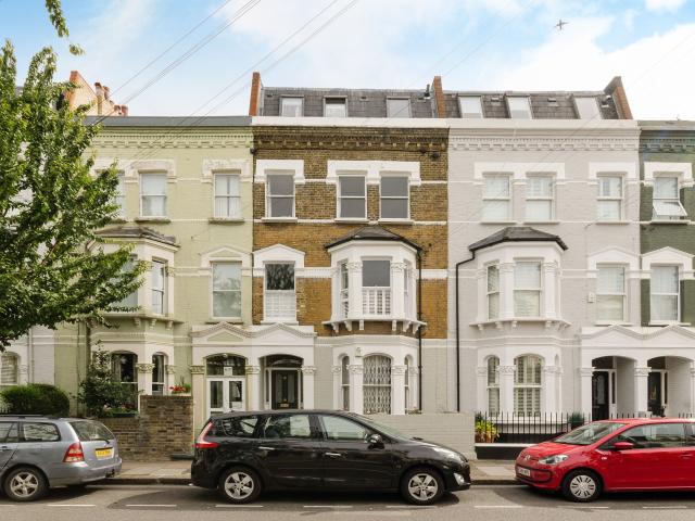 2 Bedrooms Flat for Rent in Chesilton Road | Foxtons