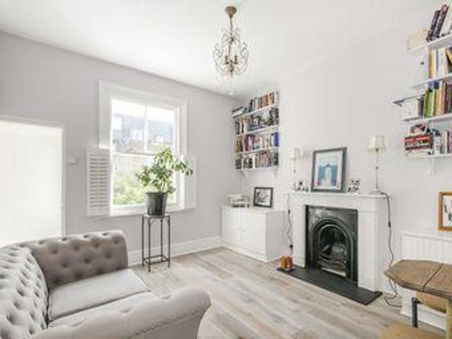 2 Bedrooms Flat for rent in Chesilton Road SW6, EPC D