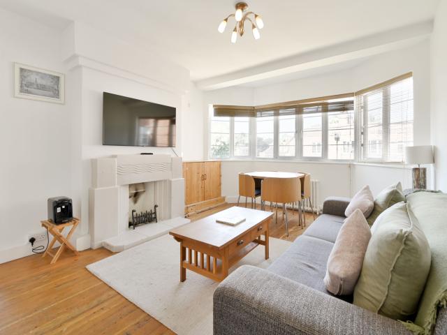 2 Bedrooms Flat for Rent in Chiswick Village | Foxtons
