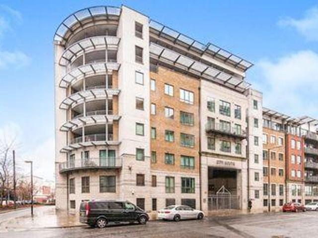 2 Bedrooms Flat for rent in City Road East, Manchester M15