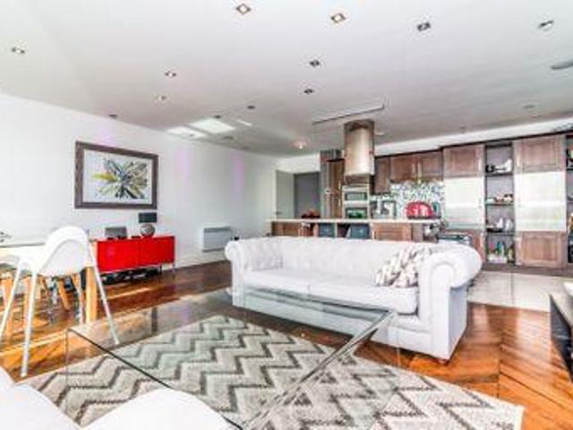 2 Bedrooms Flat for rent in City South, City Road East, Manchester M15