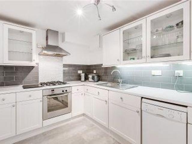 2 Bedrooms Flat for rent in Clapham Common South Side, Clapham, London SW4