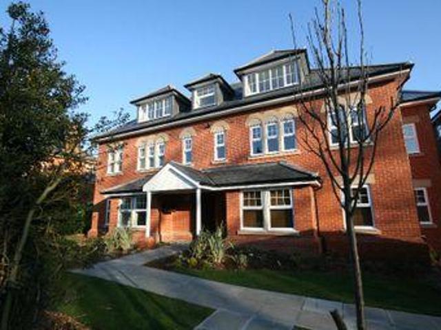 2 Bedrooms Flat for rent in Claremont Avenue, Woking GU22