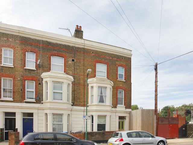 2 Bedrooms Flat for Rent in Claremont Road | Foxtons