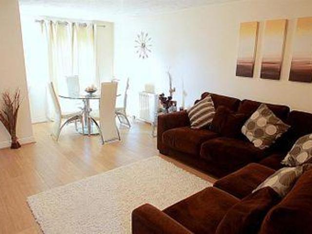 2 Bedrooms Flat for rent in Clarence Close, New Barnet, Barnet EN4