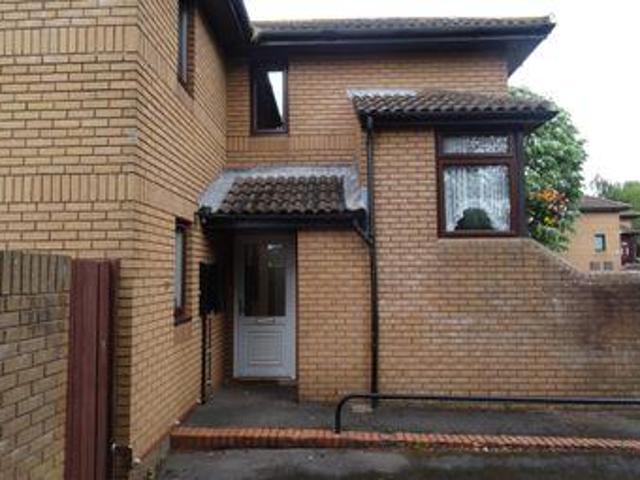 2 Bedrooms Flat for rent in Clarke Drive, Frenchay, Bristol BS16