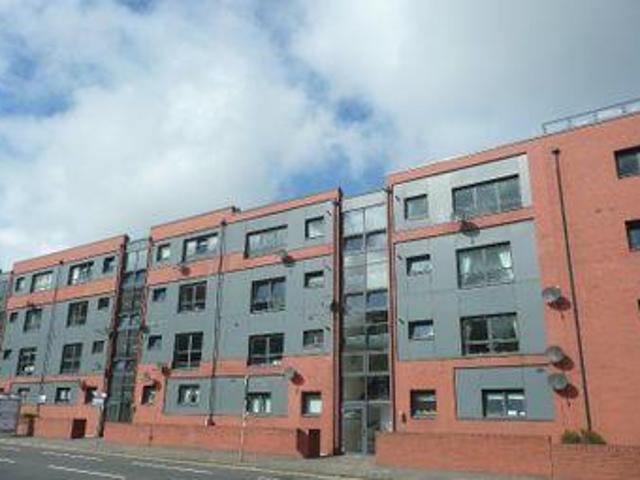 2 Bedrooms Flat for rent in Clarkston Road, Muirend, Glasgow G44