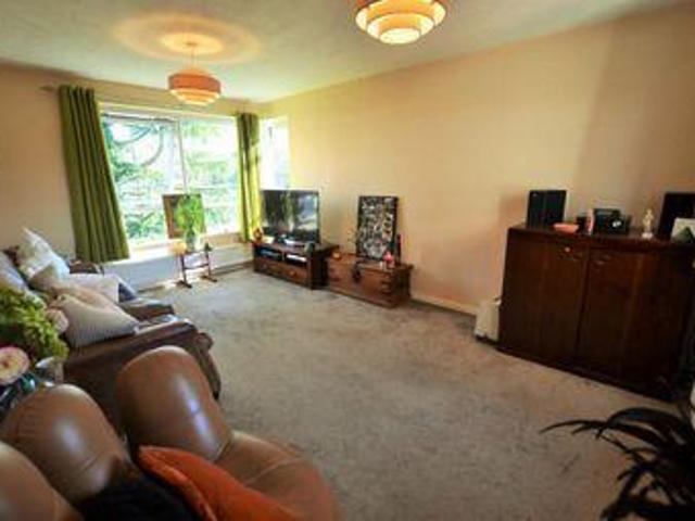 2 Bedrooms Flat for rent in Cleanthus Road, London SE18