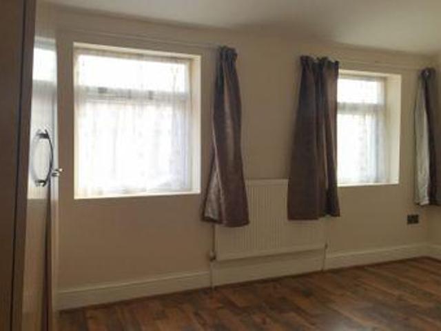 2 Bedrooms Flat for rent in Clement´s Road, Ilford IG1