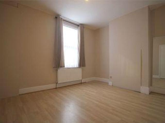 2 Bedrooms Flat for rent in Cleveland Road, London E18