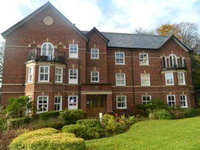2 Bedrooms Flat for rent in Clevelands Drive, Bolton BL1