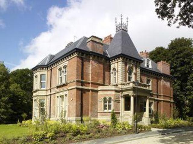 2 Bedrooms Flat for rent in Clevelands Drive, Bolton, Greater Manchester BL1
