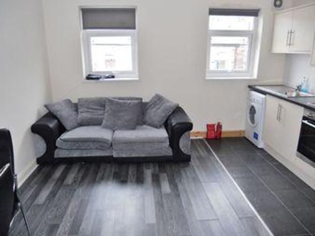 2 Bedrooms Flat for rent in Clifton Street, Roath, Cardiff CF24