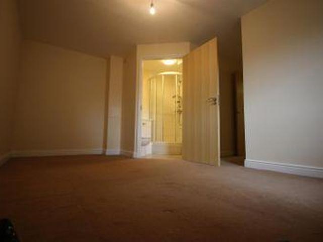 2 Bedrooms Flat for rent in Cline Road, London N11