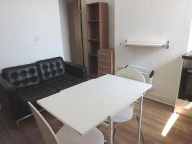 2 Bedrooms Flat for rent in Crwys Road, Cathays, Caerdydd CF24