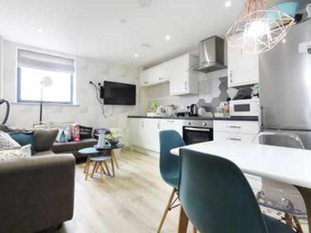 2 Bedrooms Flat for rent in Crwys Road, Cathays, Cardiff CF24