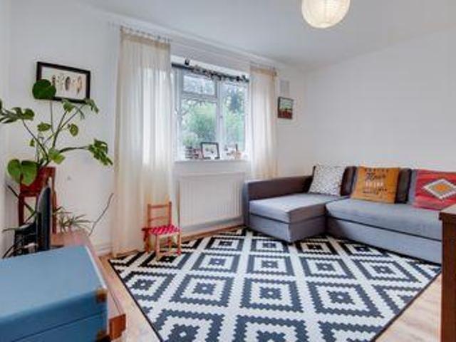 2 Bedrooms Flat for rent in Crescent Lane, Clapham Common, London SW4