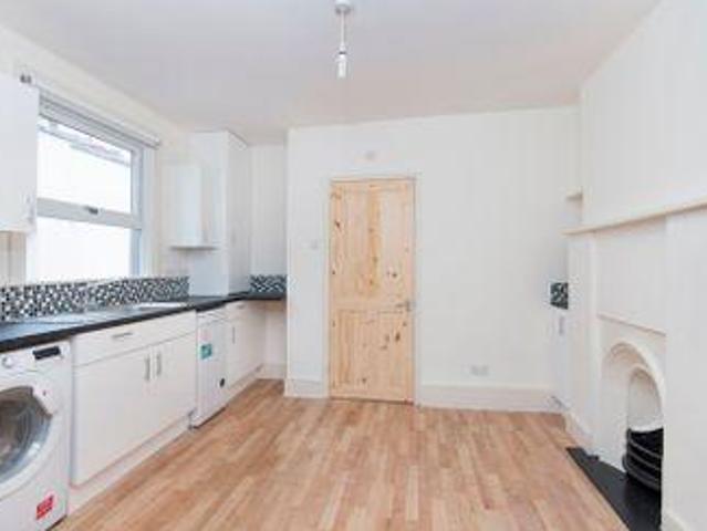 2 Bedrooms Flat for rent in Crimsworth Road, London SW8