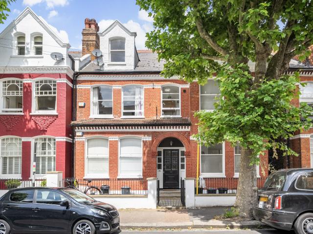 2 Bedrooms Flat for Rent in Crockerton Road | Foxtons