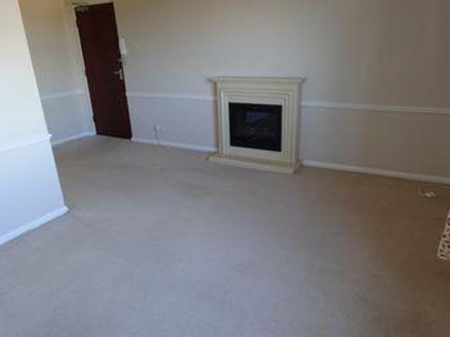 2 Bedrooms Flat for rent in Croft Court, Horsforth, Leeds, West Yorkshire LS18