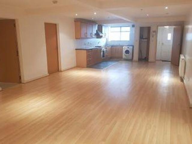 2 Bedrooms Flat for rent in Croft Street, Dewsbury WF13